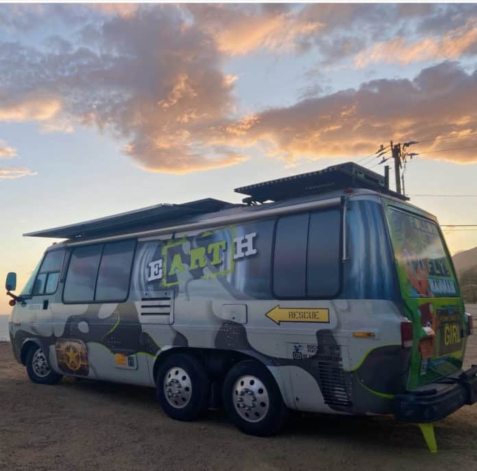 Incredible makeover turns this 1973 GMC RV into an out-of-this-world ...