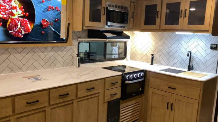 Sneak preview: Coachmen Freedom Express 298FDS – counter and storage ...