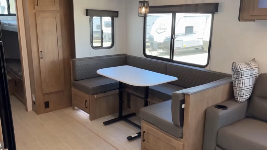 2024 Coachmen Freedom Express Ultra Lite 292BHDS has a surprising ...