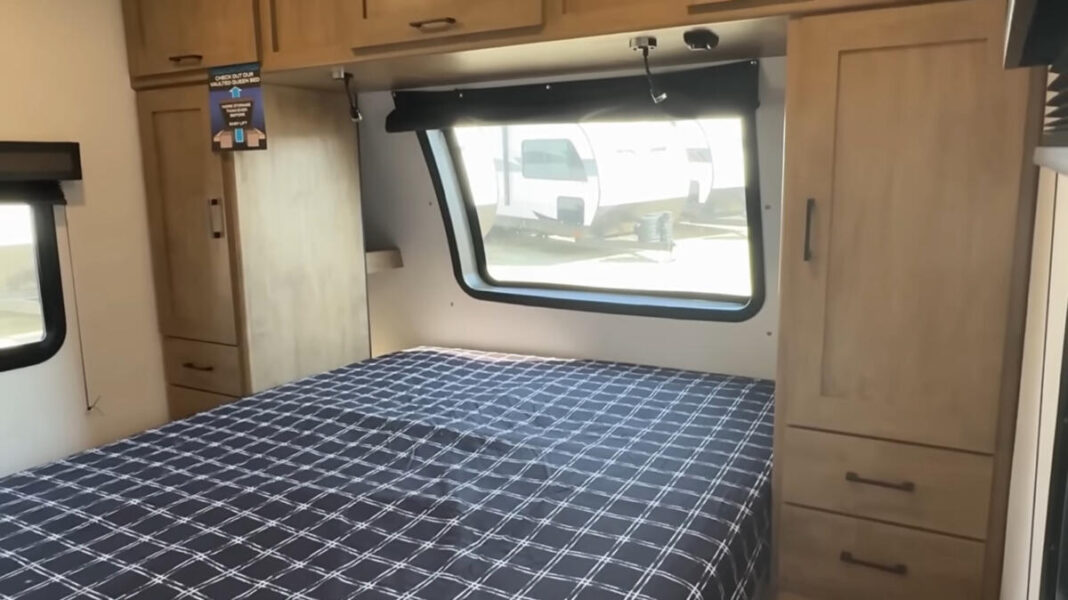 2024 Coachmen Freedom Express Ultra Lite 292BHDS has a surprising ...