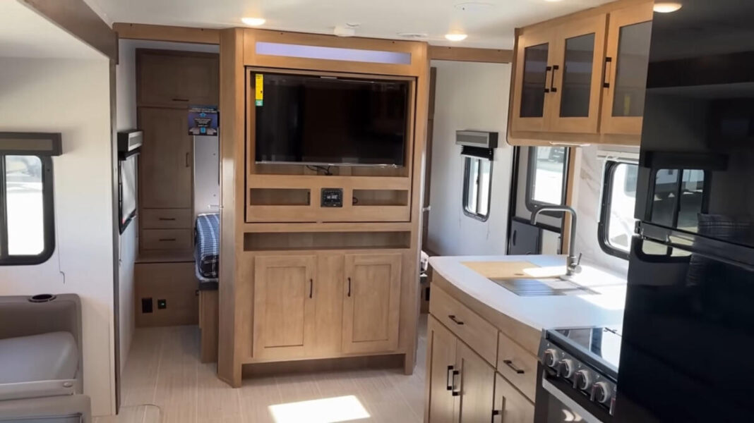 2024 Coachmen Freedom Express Ultra Lite 292BHDS has a surprising ...