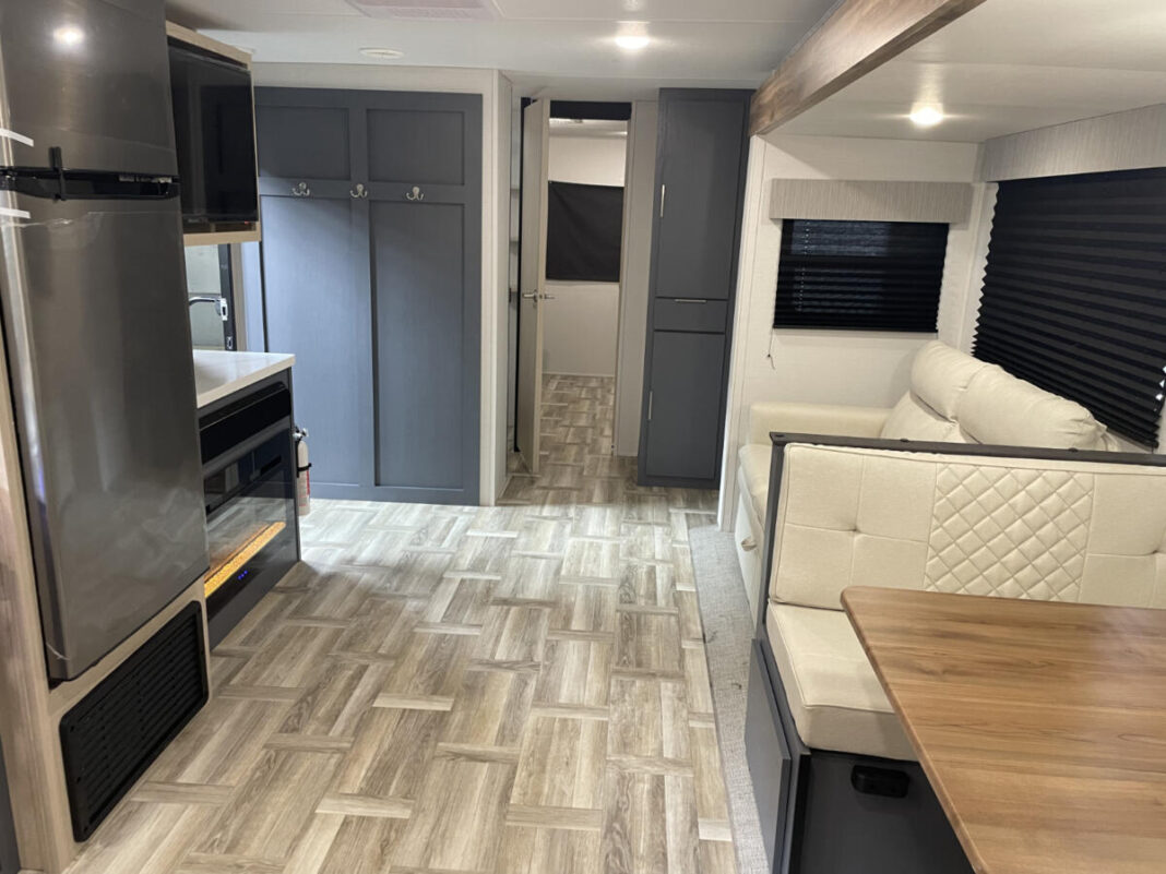 Prime Time Manufacturing Tracer 32DSB travel trailer – Lots of ...