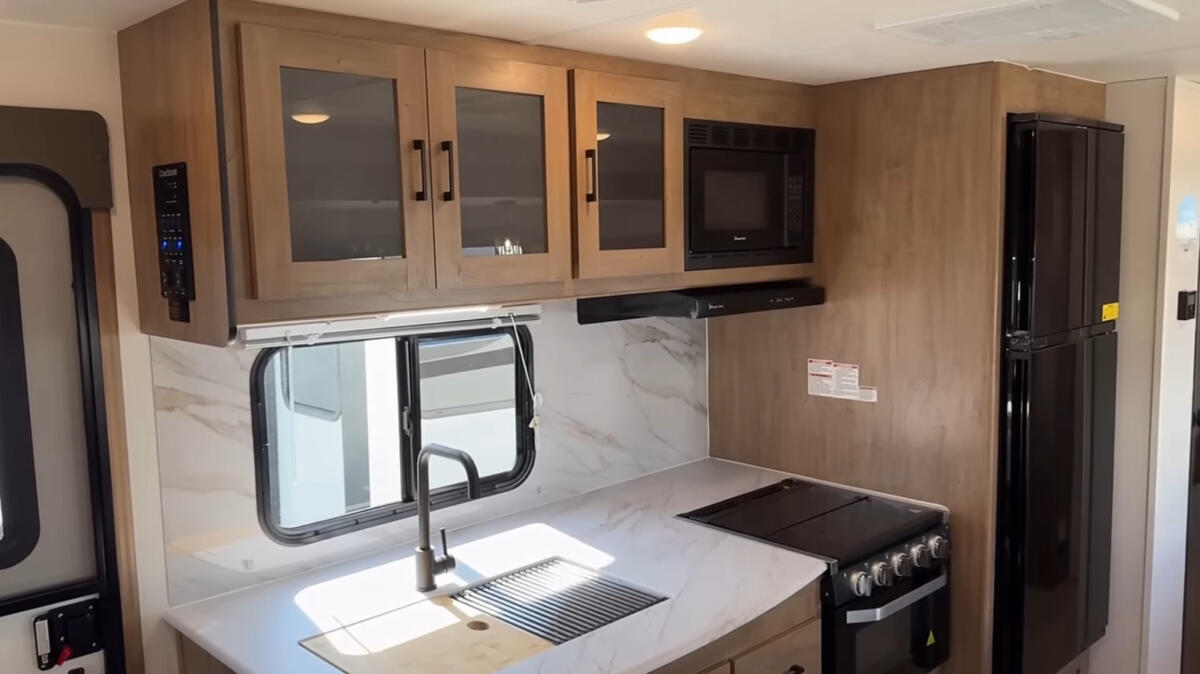2024 Coachmen Freedom Express Ultra Lite 292BHDS has a surprising ...