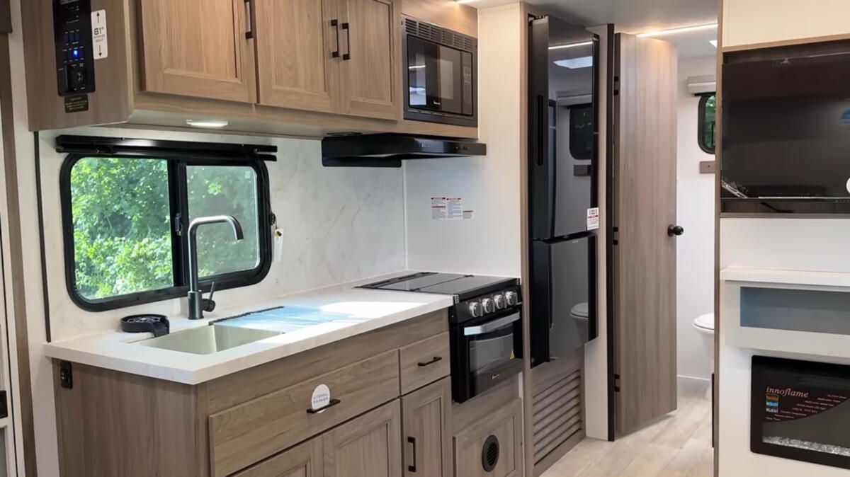 RV review: 2025 Coachmen Freedom Express 252RBS—tall people welcome ...