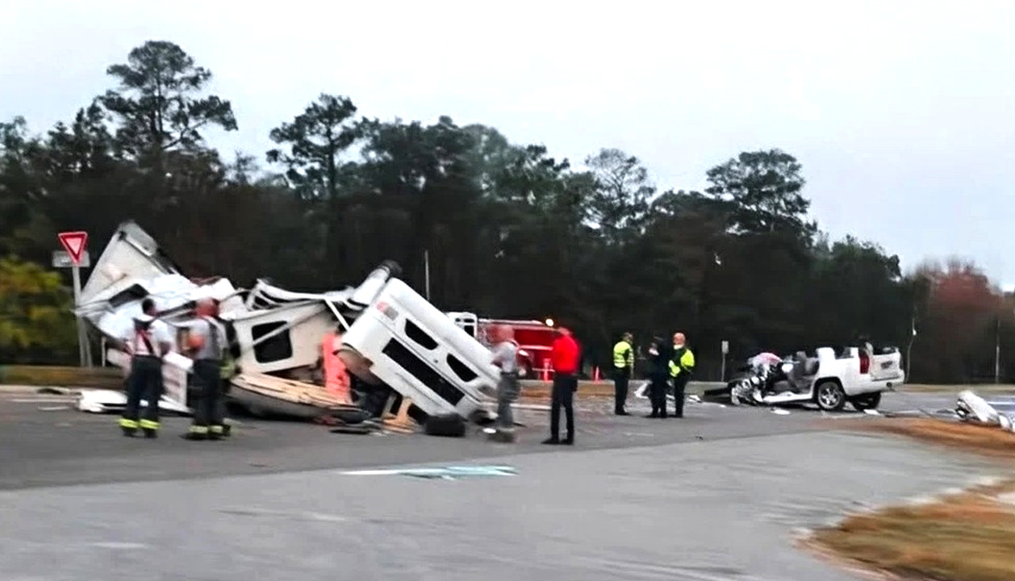 Motorhome carrying 15 overturns in Florida