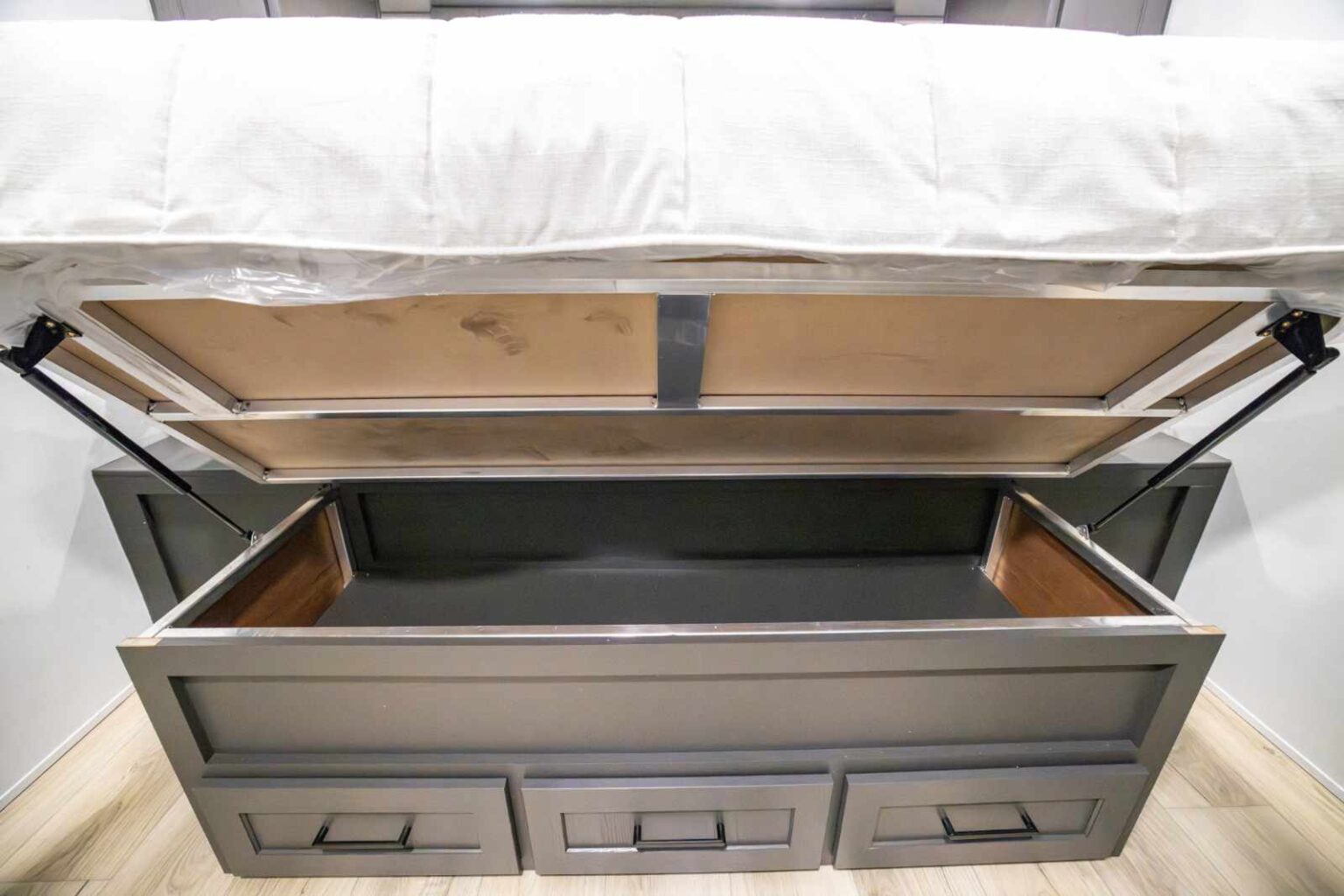 World debut: 2026 Rockwood Super Lite 302RDT—no slide, big space